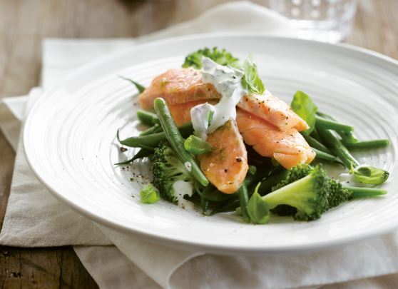 Gestoomde groenten met zureroomdressing en zalm - Stichting tegen Kanker